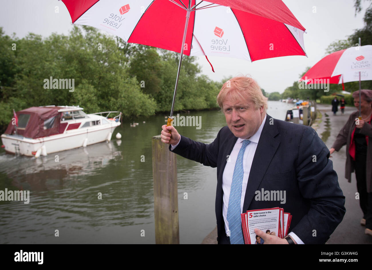 Boris johnson in henley in berkshire hi-res stock photography and ...