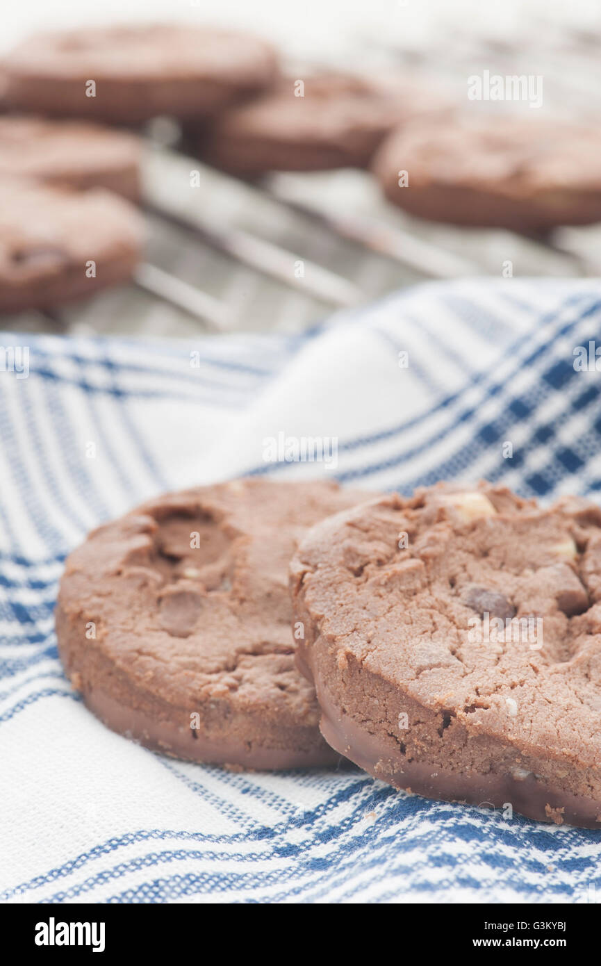 Chocolate chip cookies on cooling rack Stock Photo - Alamy