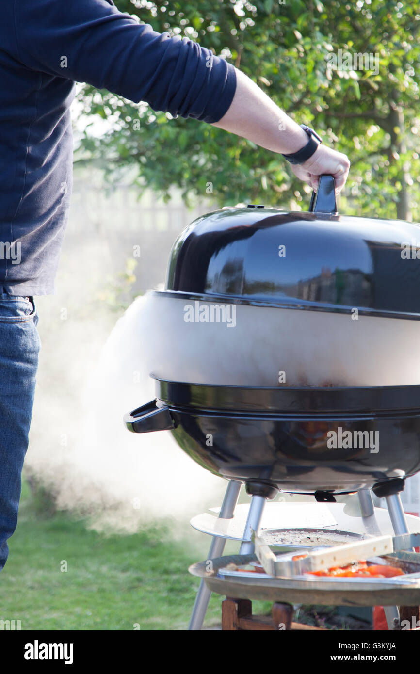 Man barbecuing garden hi-res stock photography and images - Alamy