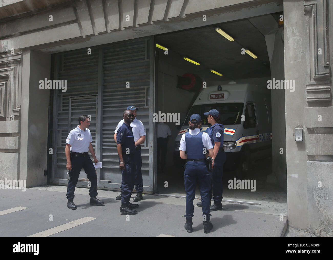 A police van thought to be carrying Alexander Booth leaves Marseilles ...