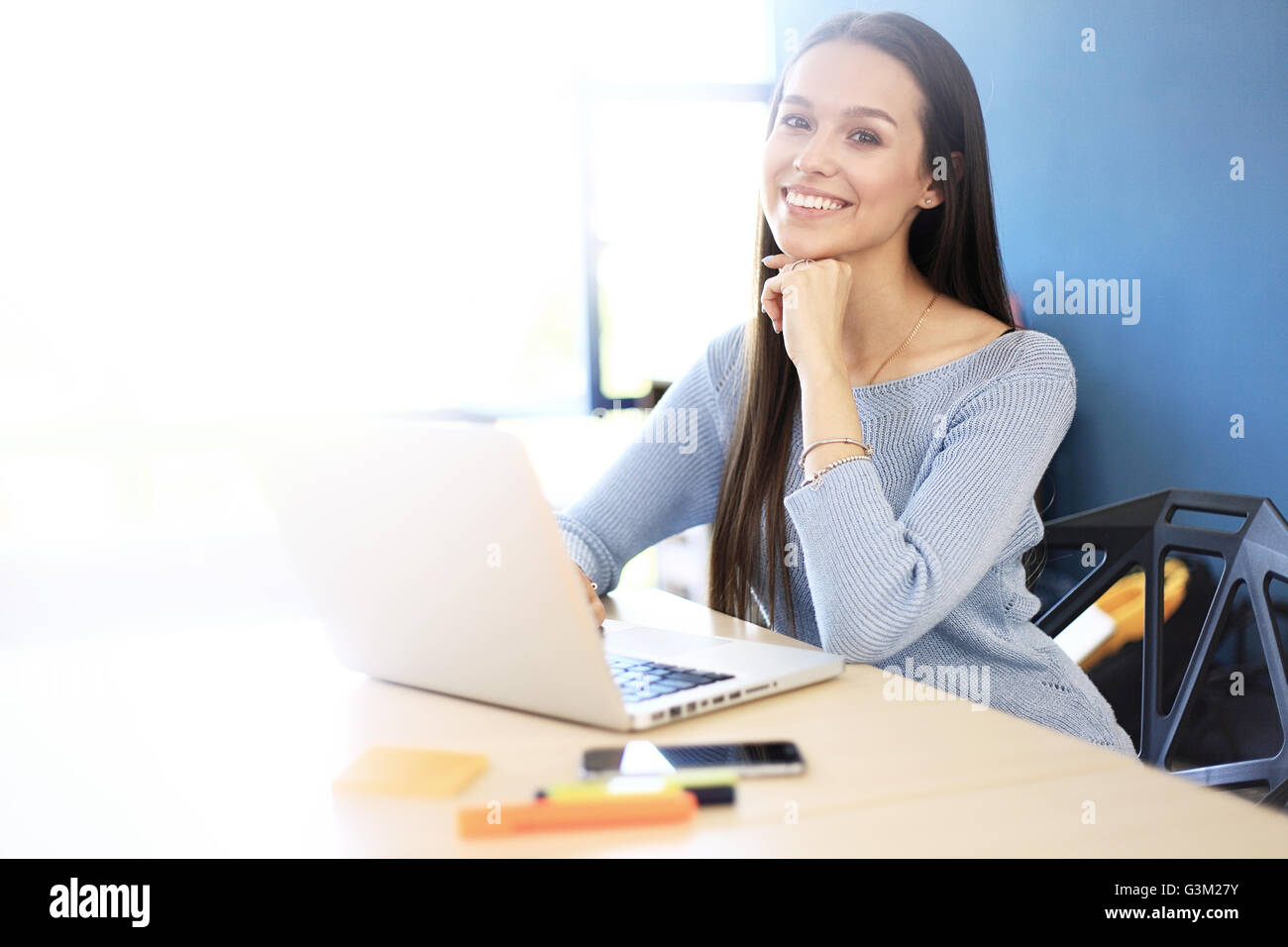 Photo woman working with new startup project in modern loft. Generic ...