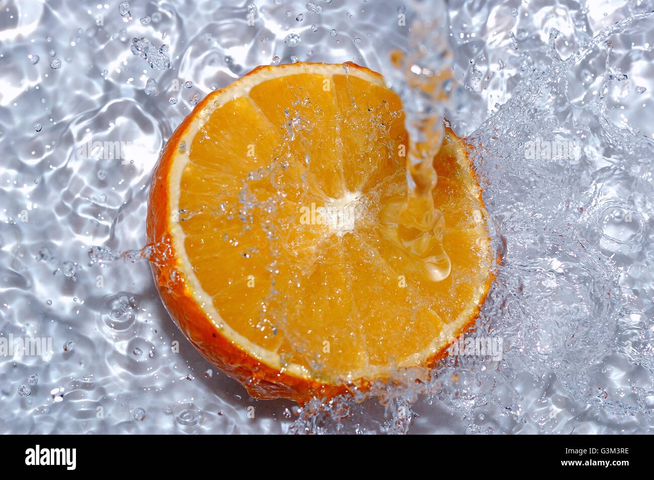 Fresh water drops on orange slice. Orange in water Stock Photo - Alamy