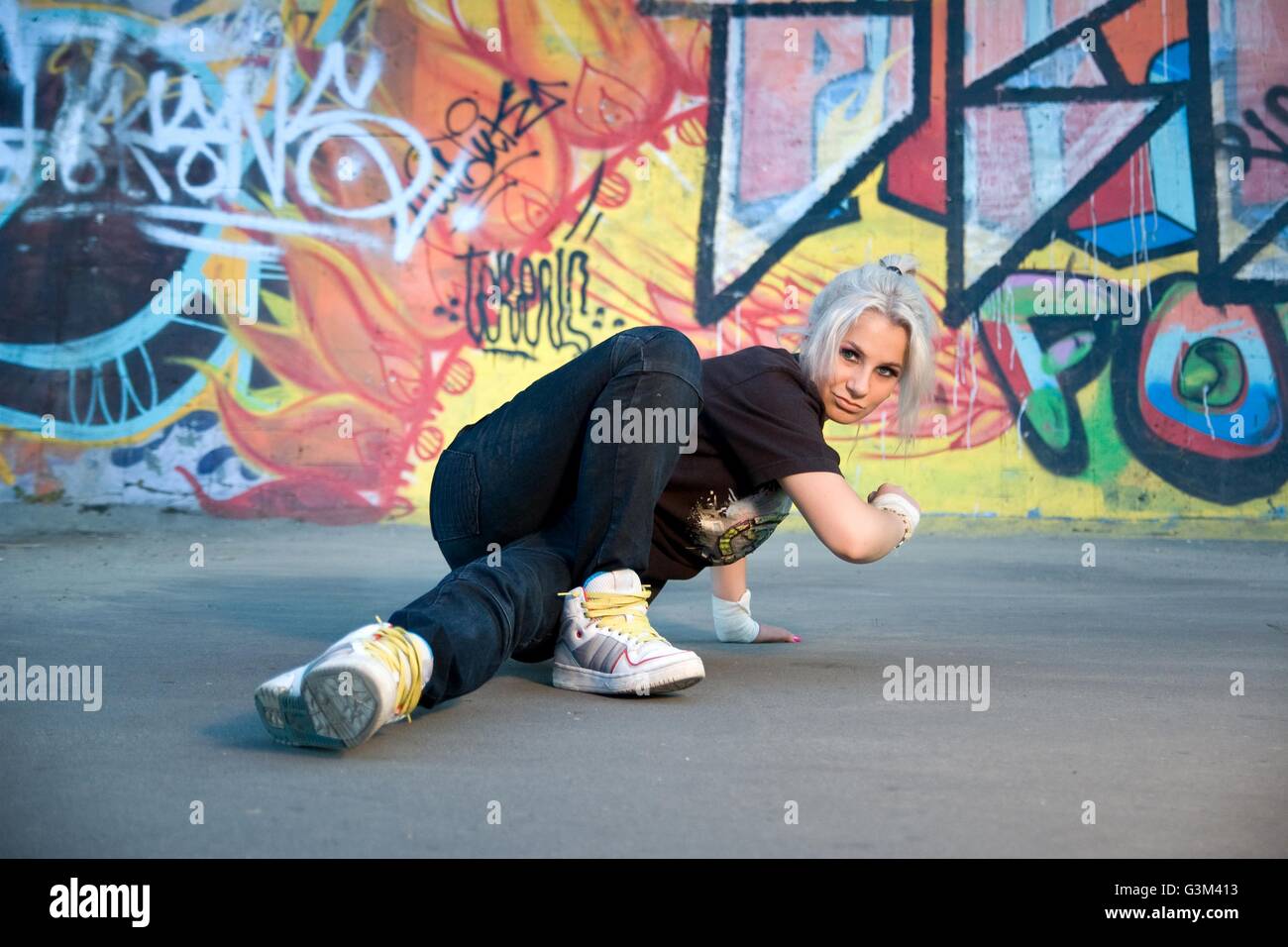 Young woman breakdancing hi-res stock photography and images - Alamy