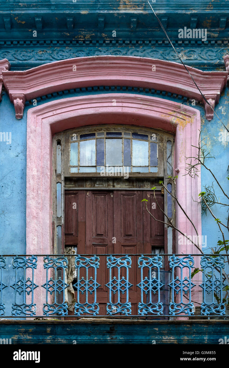 Cuban crumbling architecture hi-res stock photography and images - Alamy