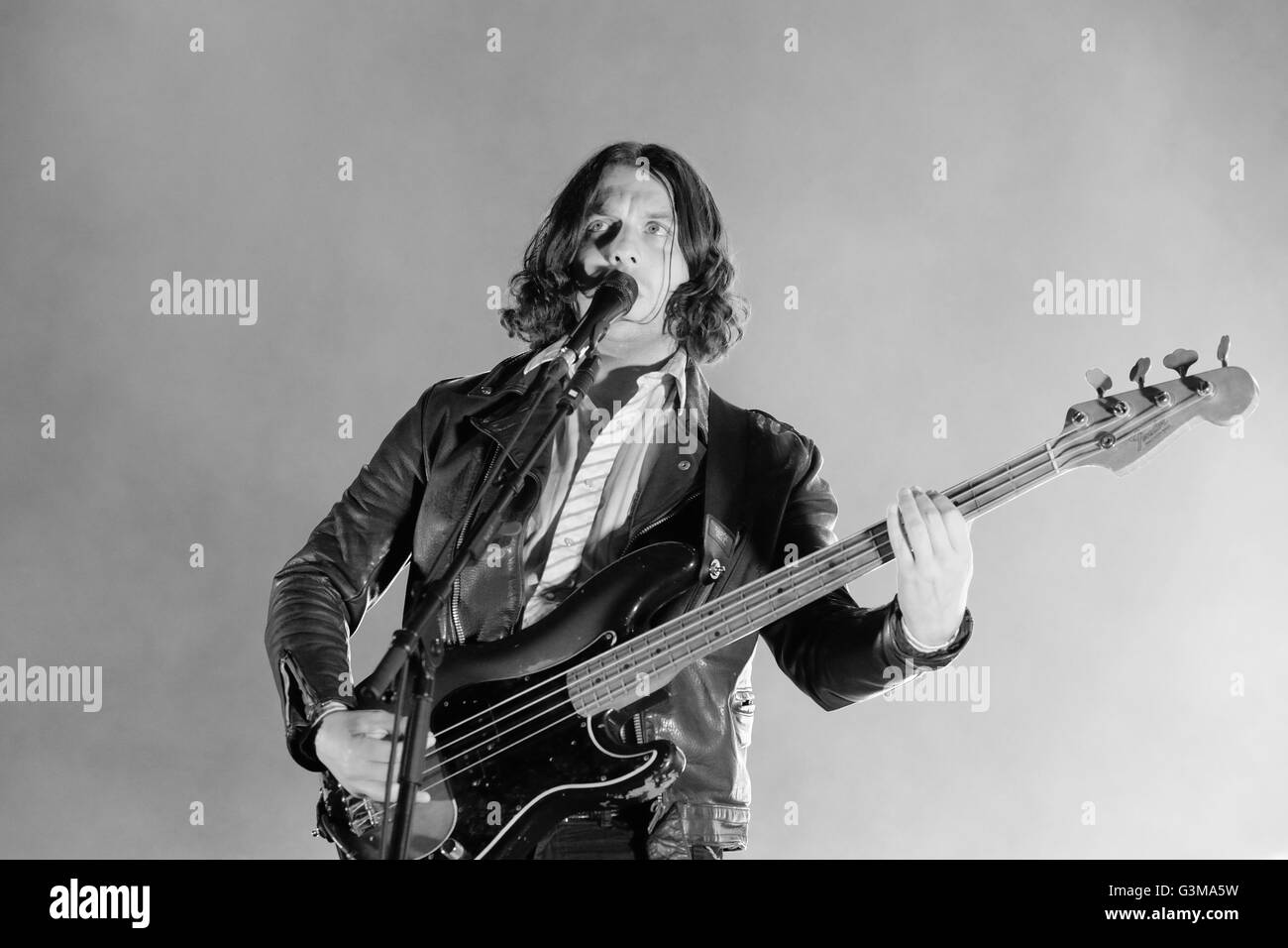 Jamie cook guitarist arctic monkeys hi-res stock photography and images ...