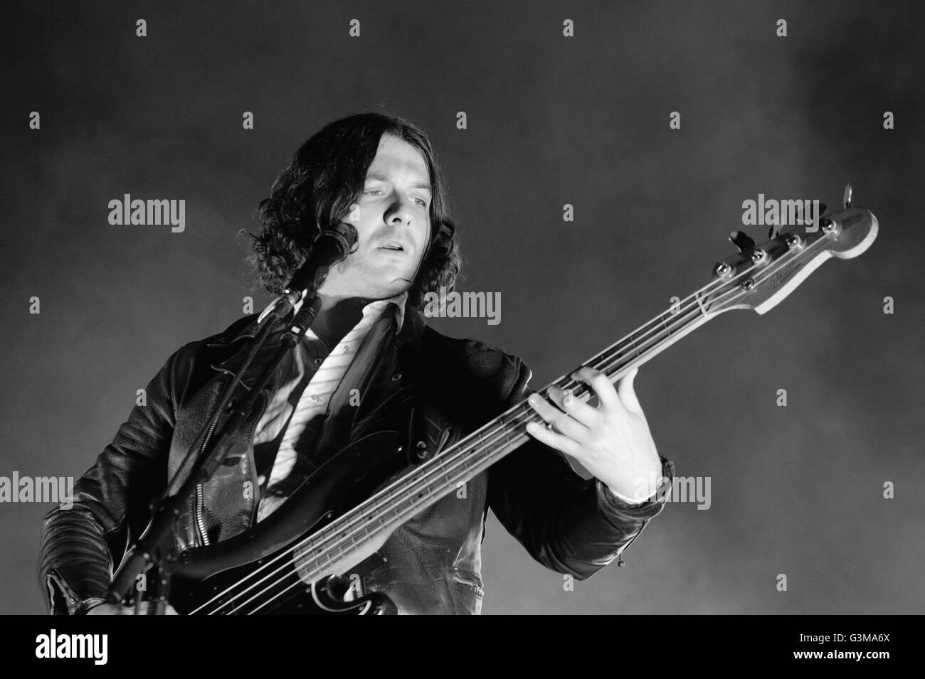 Jamie cook guitarist arctic monkeys hi-res stock photography and images ...