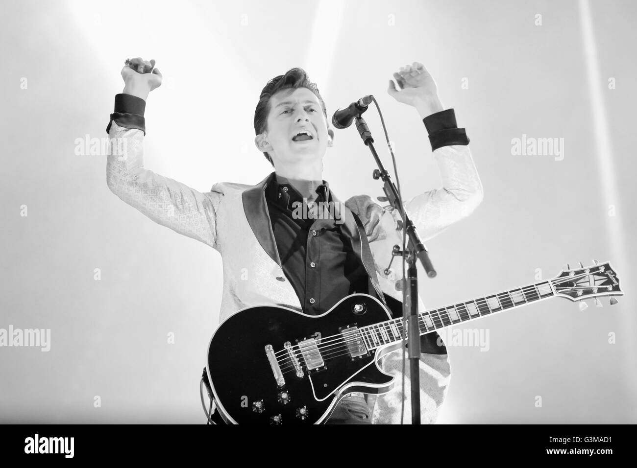 Alex turner arctic monkeys Black and White Stock Photos & Images - Alamy