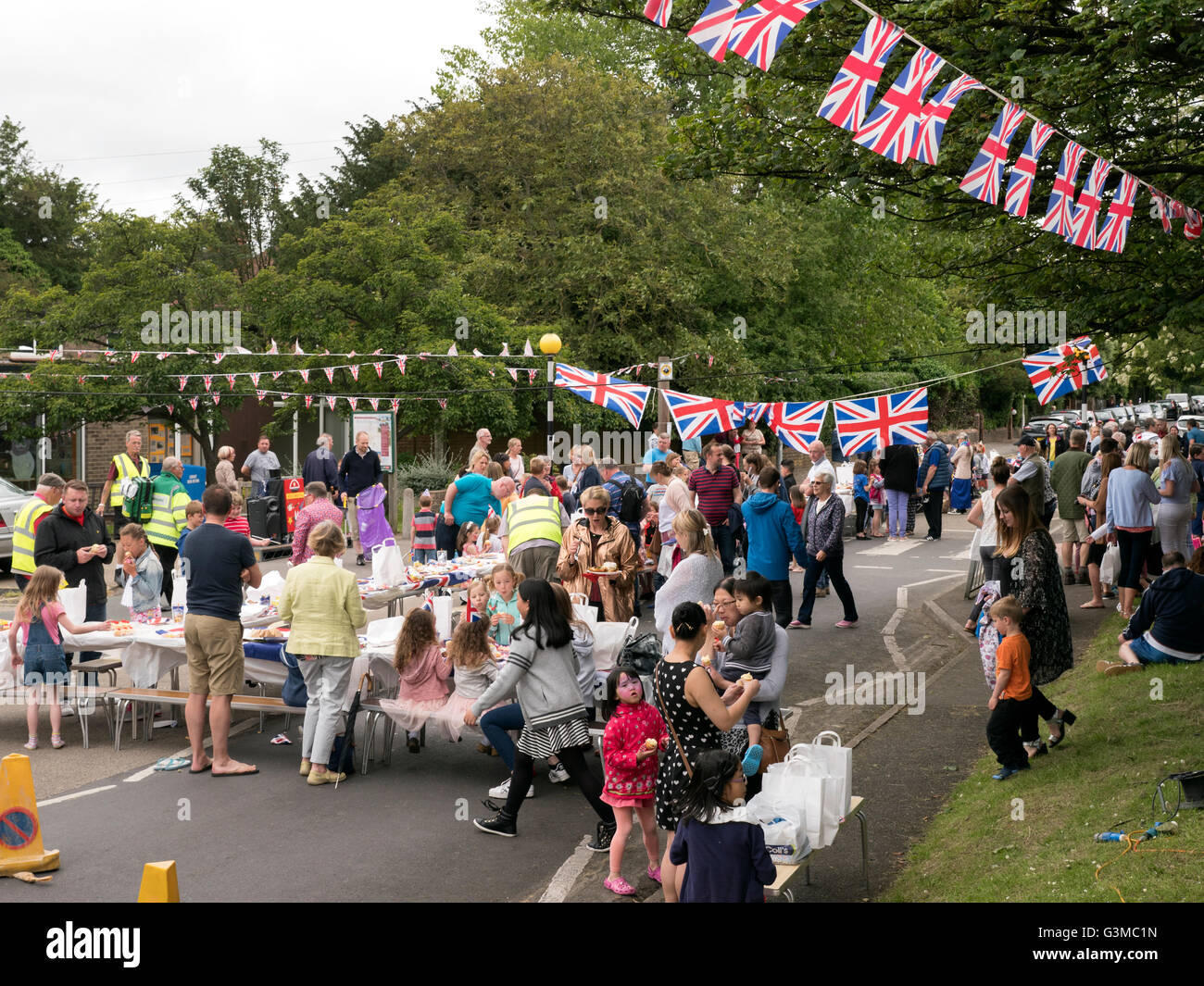 Queen elizabeth street party hi-res stock photography and images - Alamy