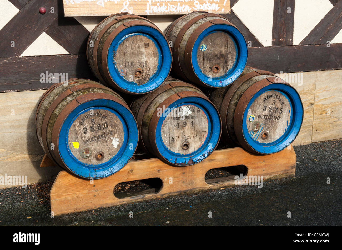 Old wooden beer barrels outside Staffelberg-bräu brewery pub, Loffeld ...