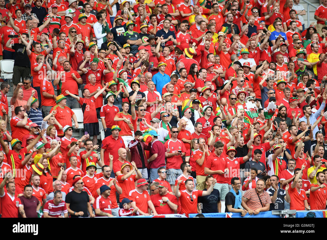 Football in wales hi-res stock photography and images - Alamy
