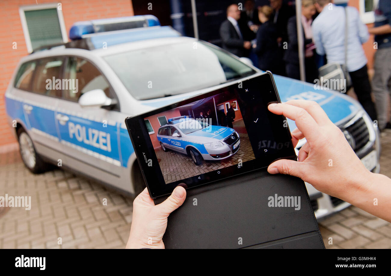 Ronnenberg, Germany. 13th June, 2016. A member of the German police ...