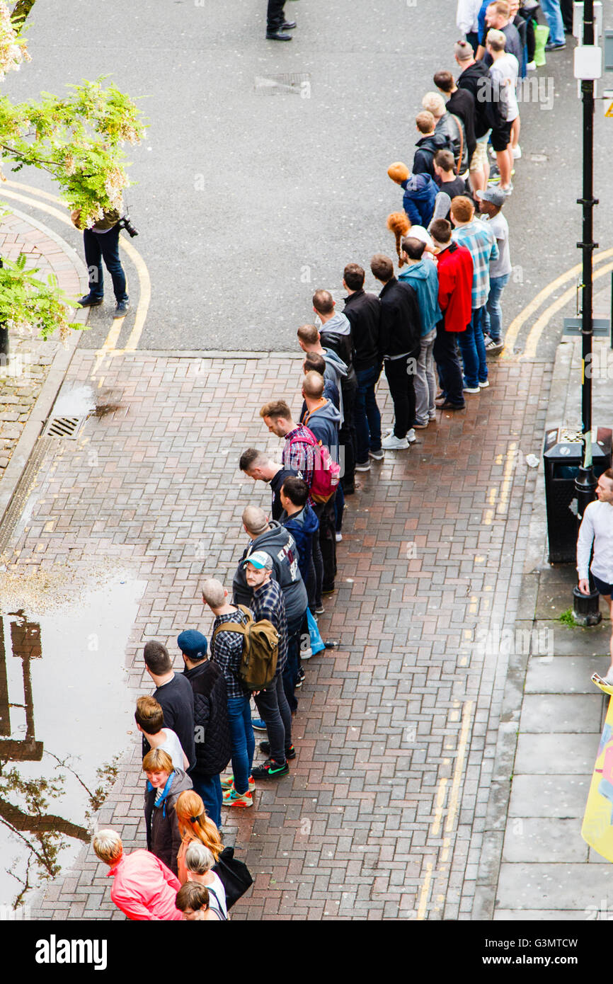 Chain of support hi-res stock photography and images - Alamy