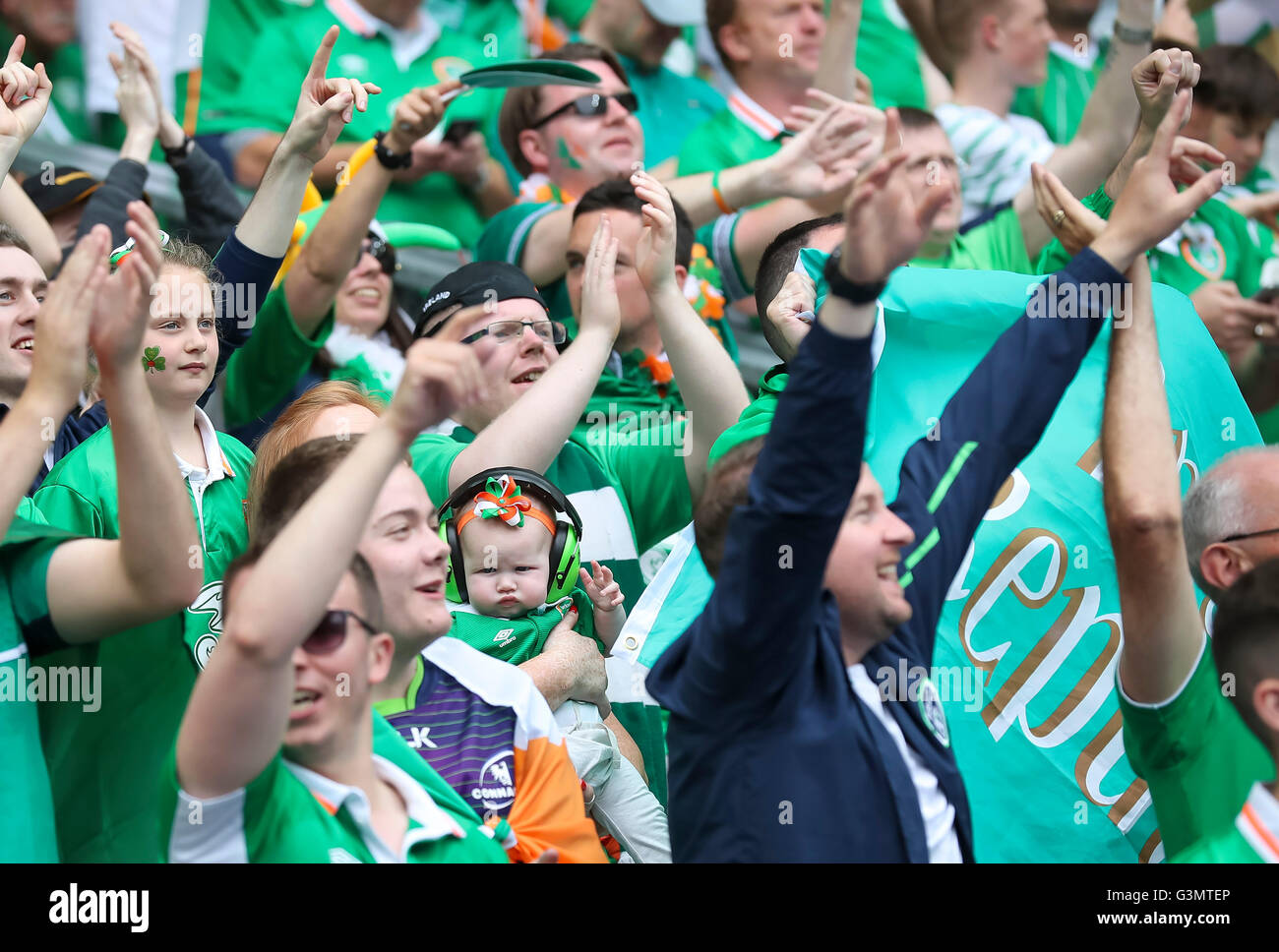 Northern ireland football fans hi-res stock photography and images - Alamy