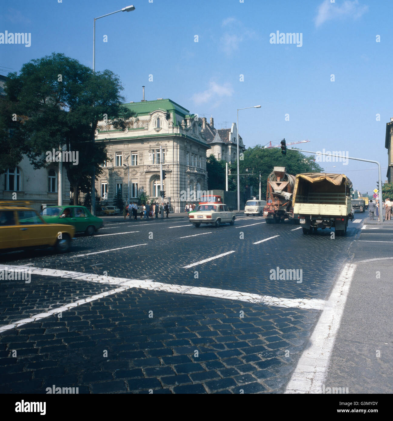 Eine Straßenszene in Budapest, Ungarn 1984. A street scene in Budapest ...