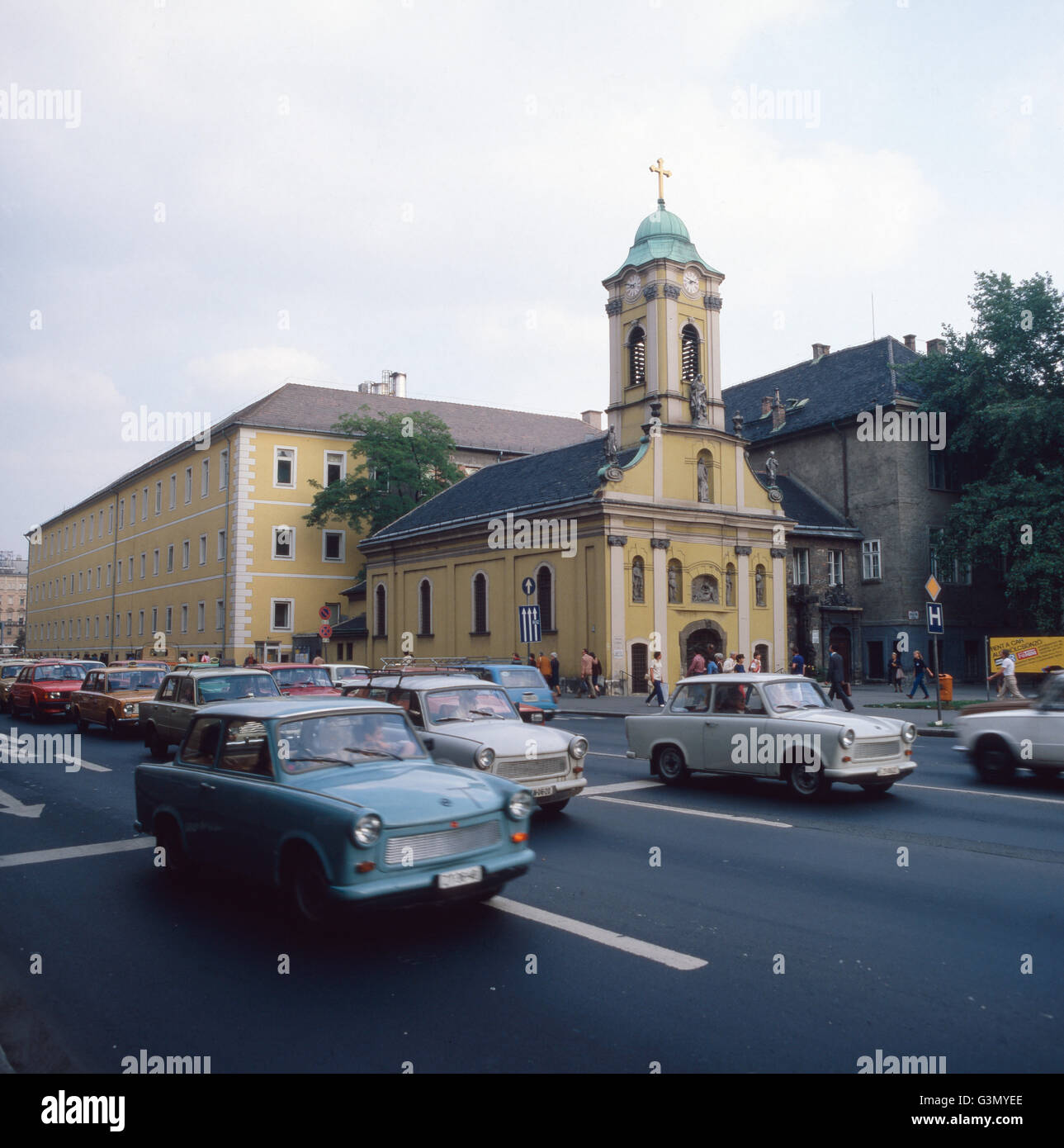 Eine Straßenszene in Budapest, Ungarn 1984. A street scene in Budapest ...