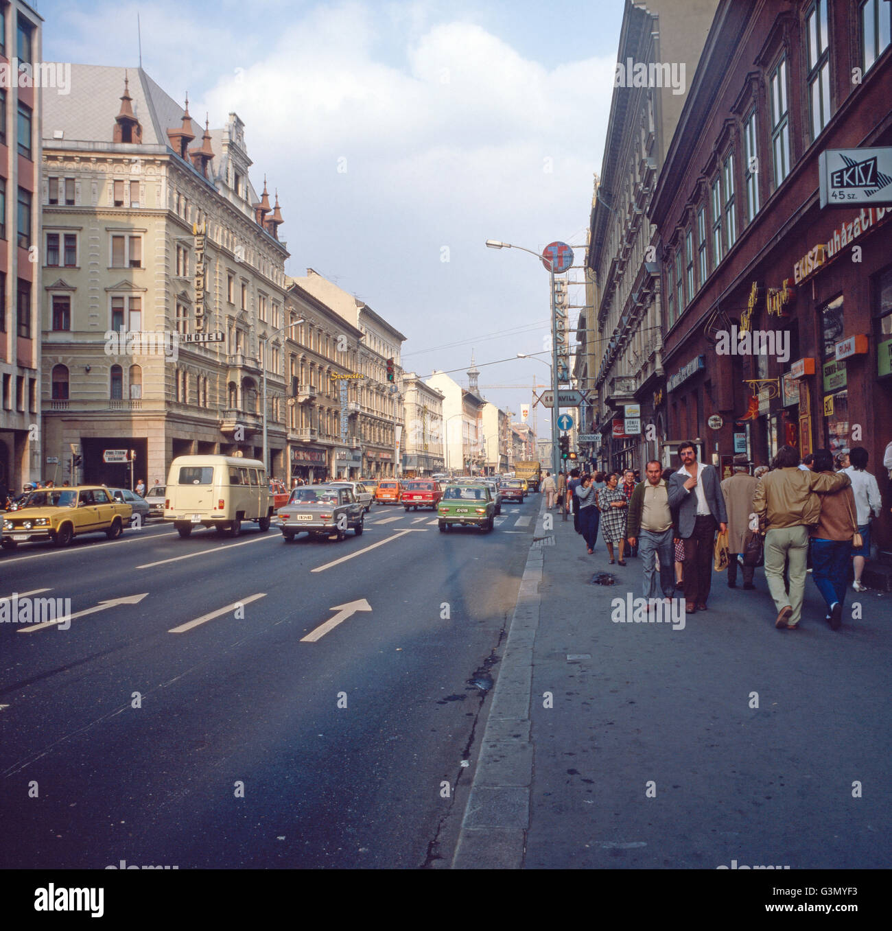 Eine Straßenszene in Budapest, Ungarn 1984. A street scene in Budapest ...
