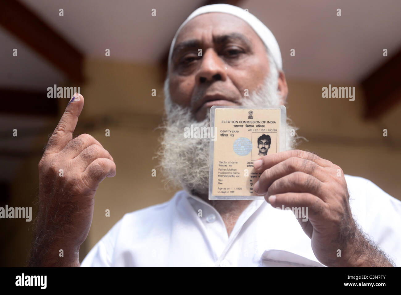 Kolkata, India. 21st Apr, 2016. Qaiser Ali show his voting mark after ...