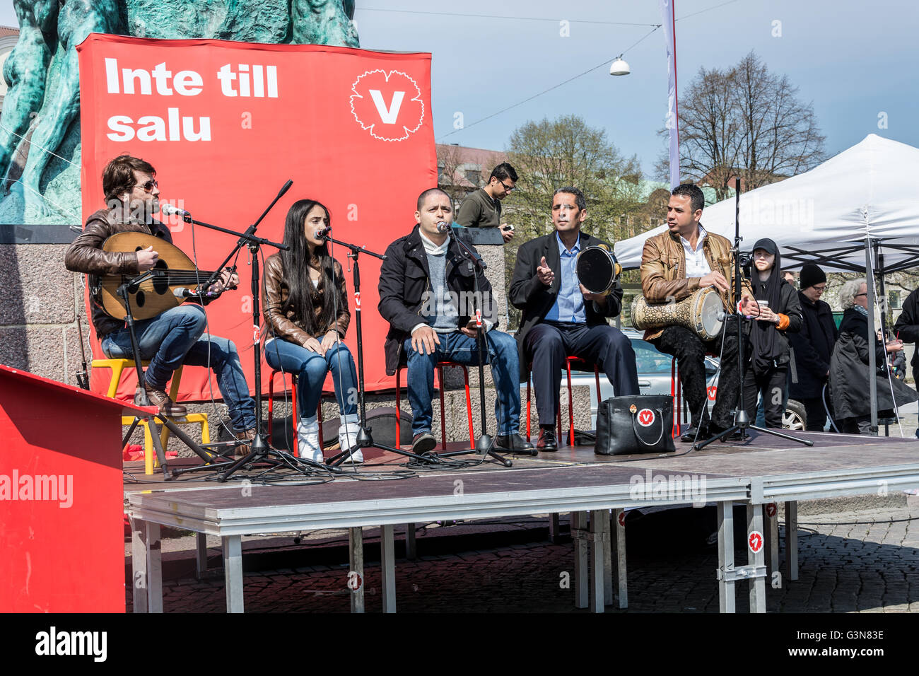 Malmö, Sweden. 01st May, 2016. Singing at the demonstration. The left ...