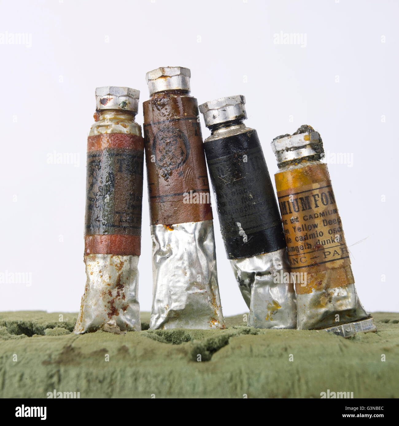 Used paint tubes hi-res stock photography and images - Alamy