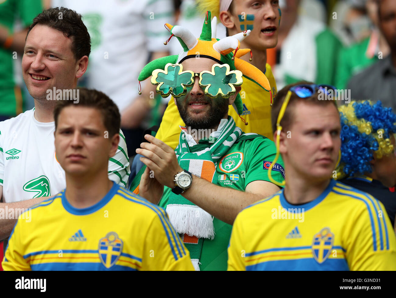 Republic ireland fans show support hi-res stock photography and images ...