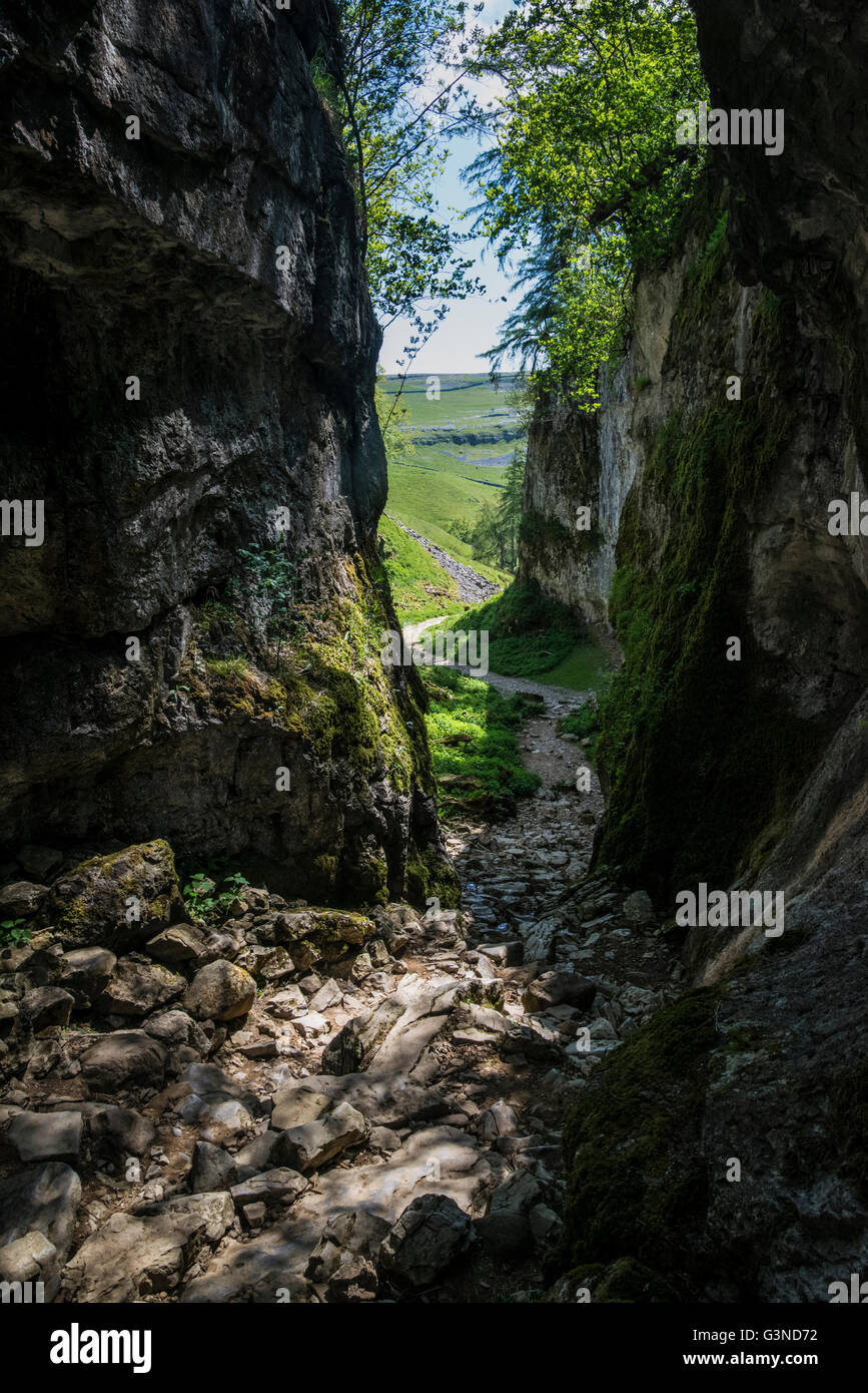 Clapham village yorkshire dales hi-res stock photography and images - Alamy