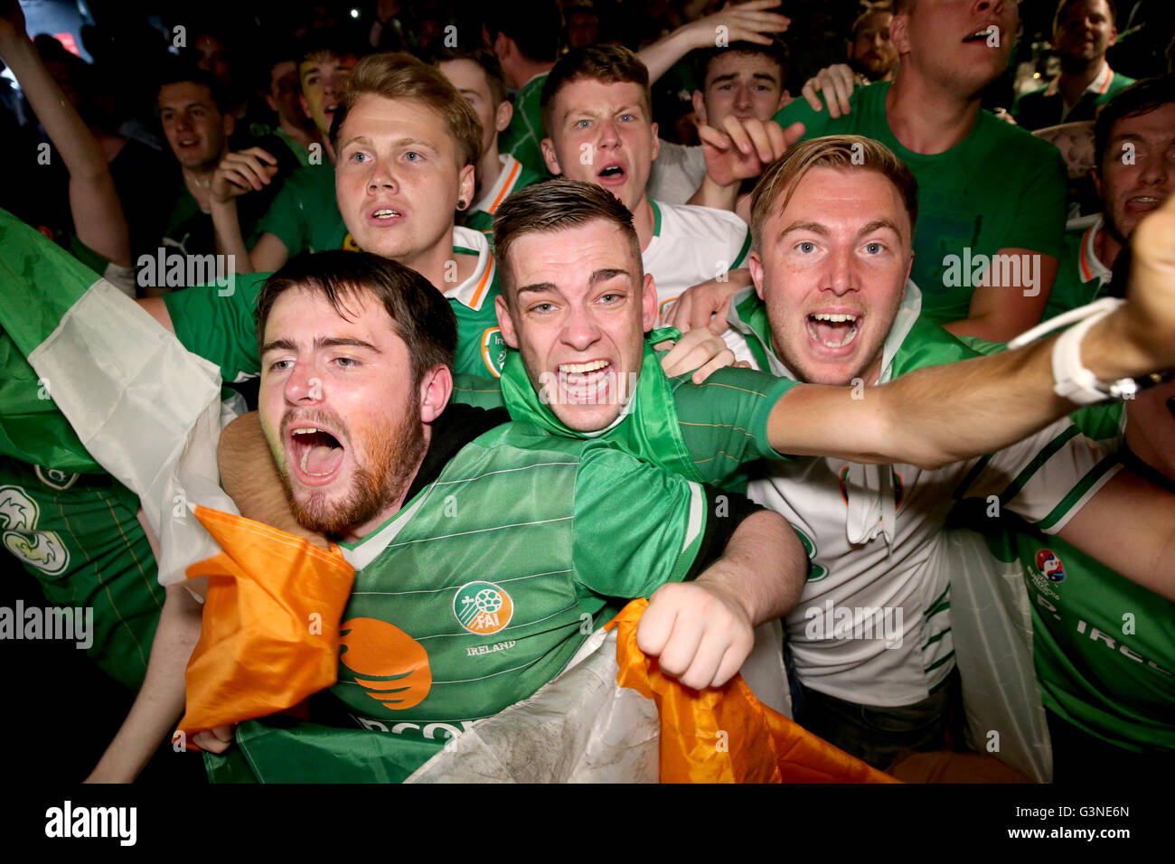 Celebrate team group football hi-res stock photography and images - Alamy