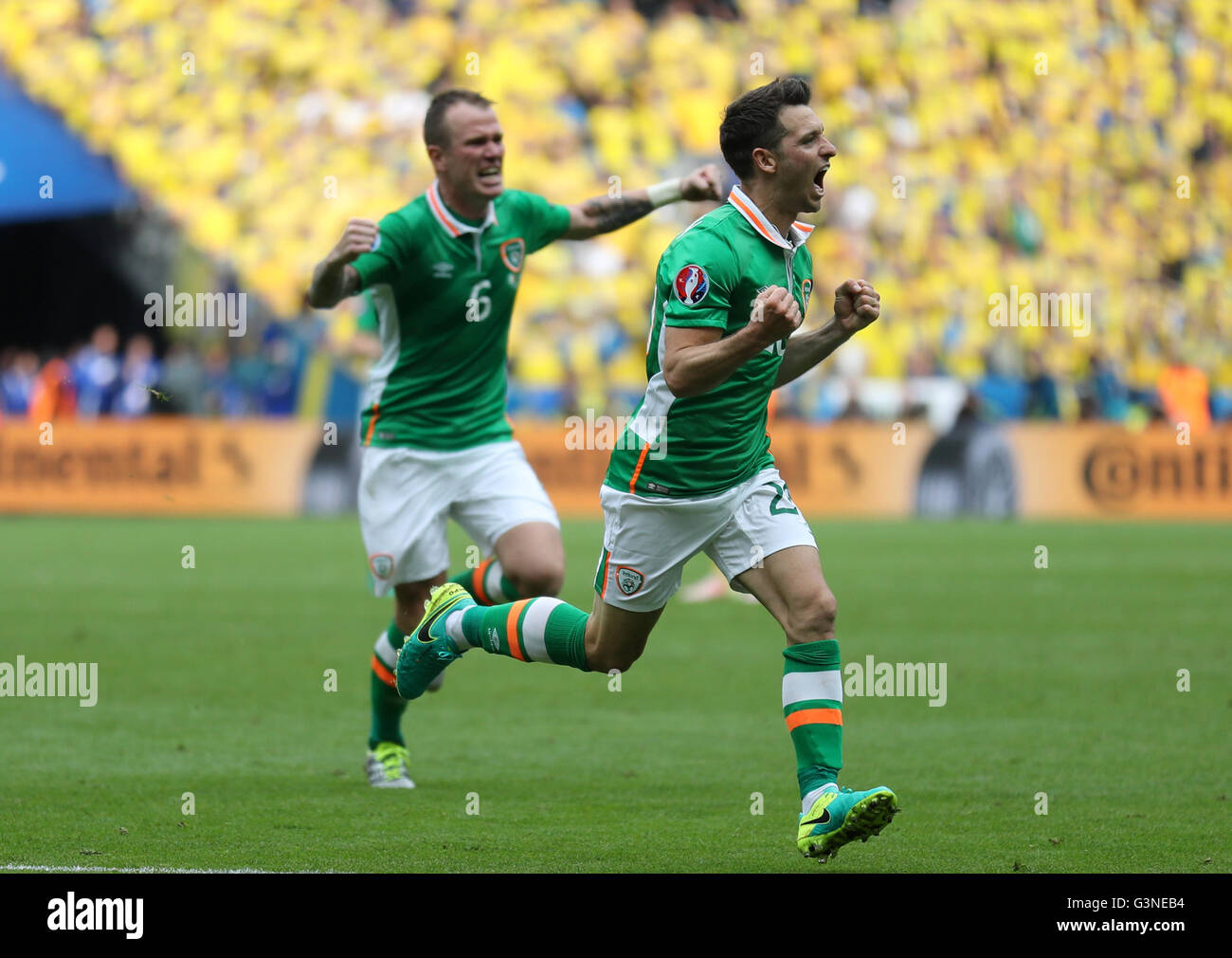 Republic irelands wes hoolahan celebrates hi-res stock photography and ...