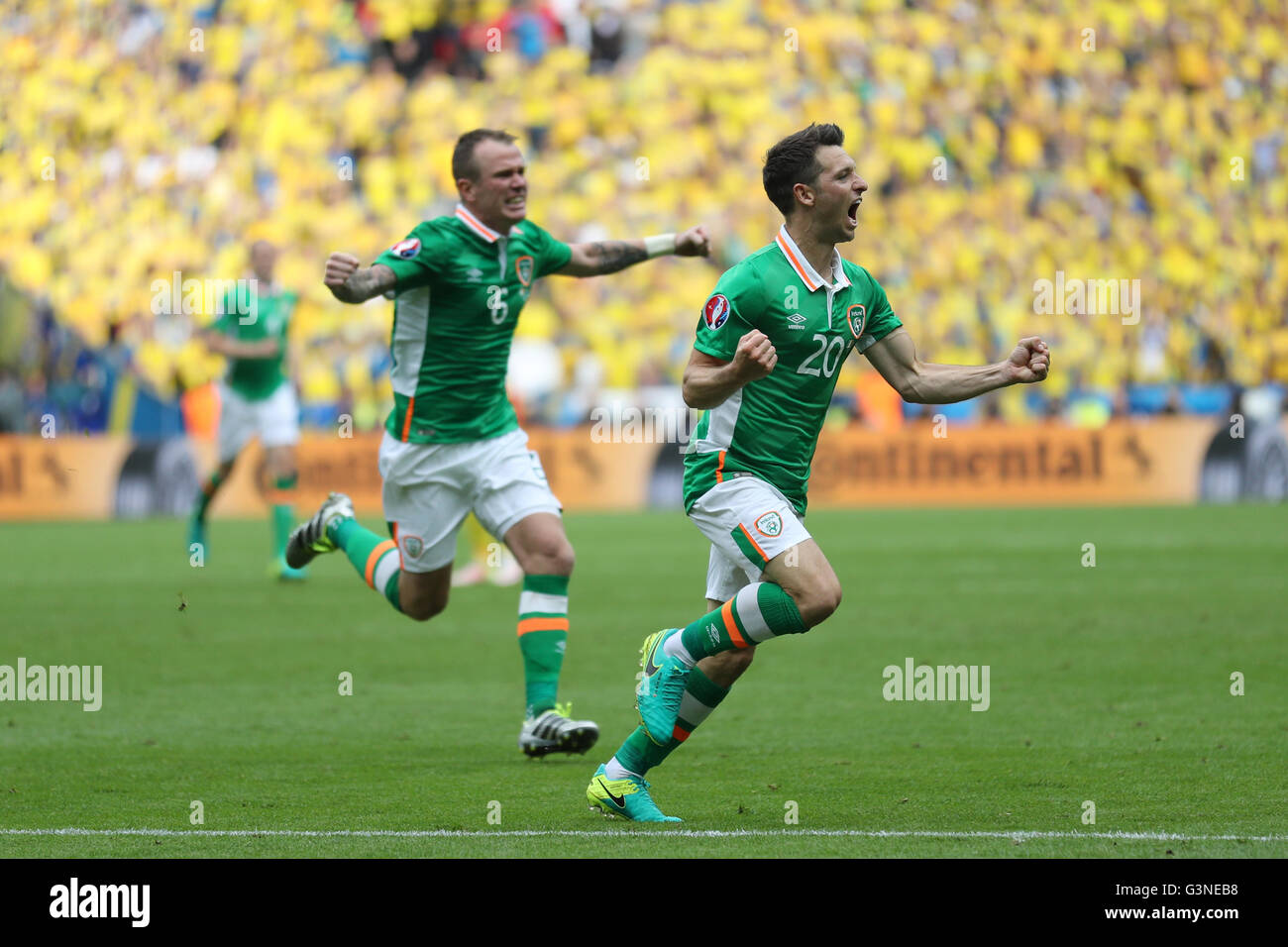Republic of Ireland's Wes Hoolahan celebrates scoring his side's first ...