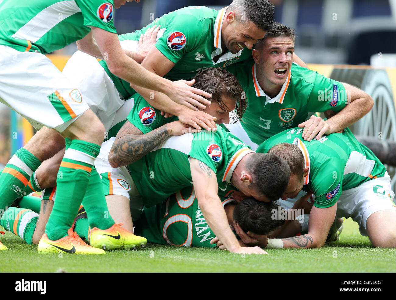 Republic of Ireland's Wes Hoolahan celebrates scoring his side's first ...
