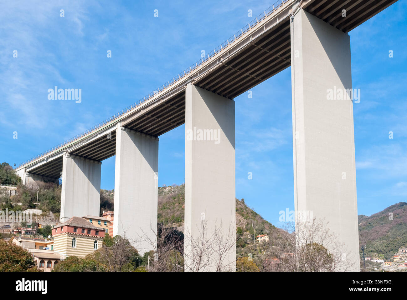 Bridge bottom view pillars hi-res stock photography and images - Alamy