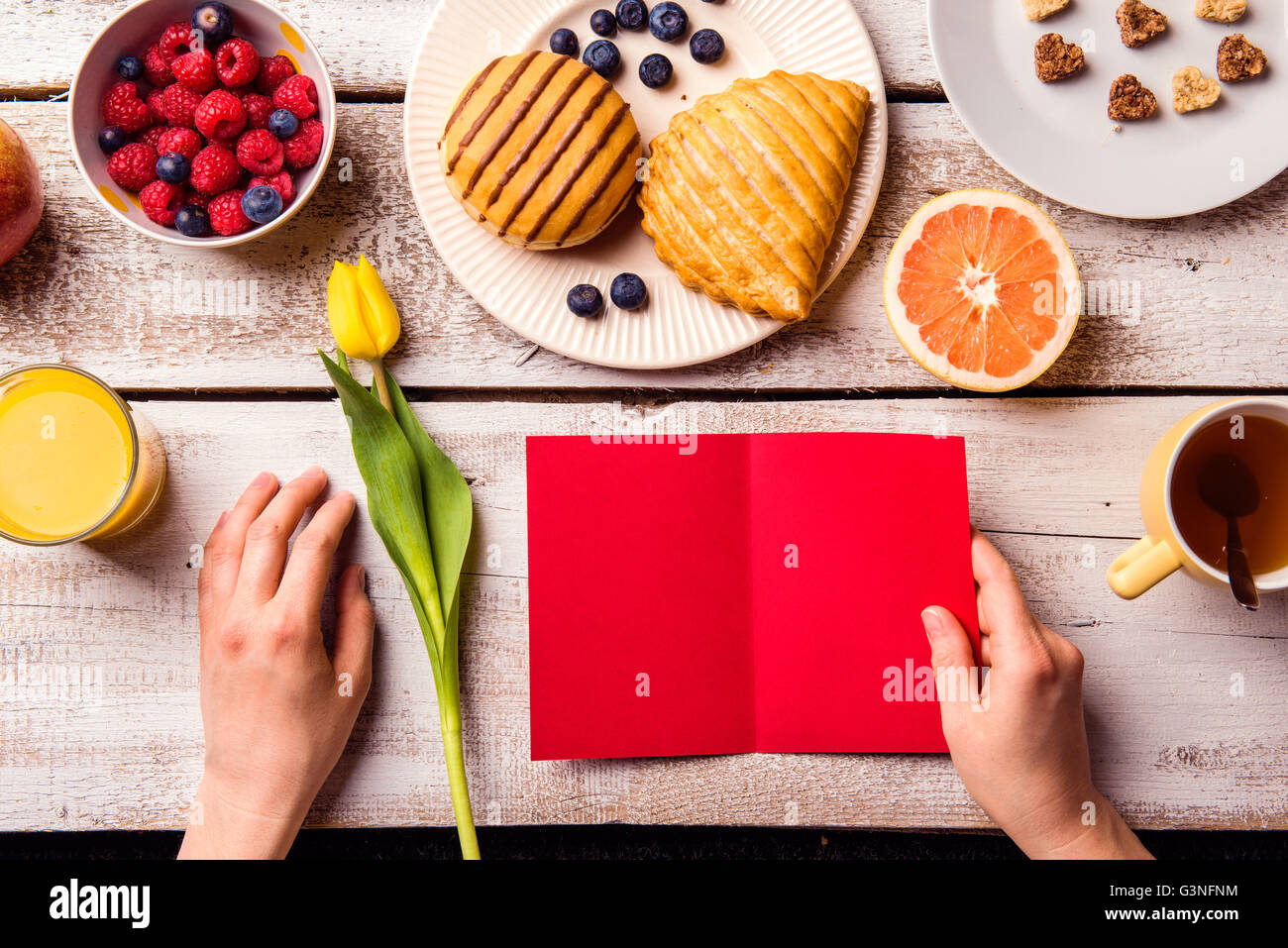 Hand of woman holding empty greeting card. Breakfast meal Stock Photo ...