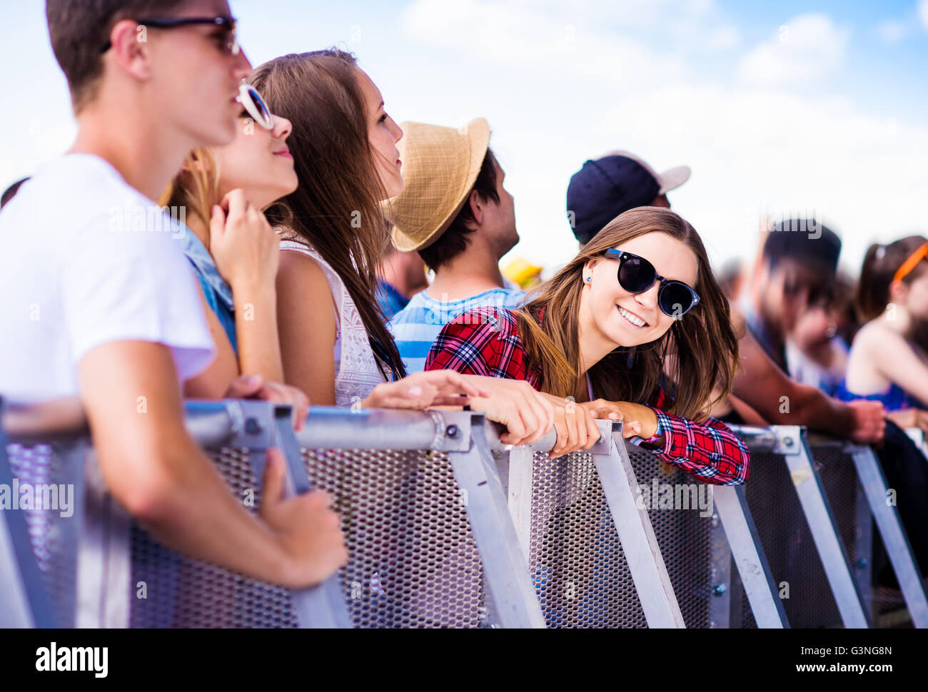 Teenagers listening concert hi-res stock photography and images - Alamy