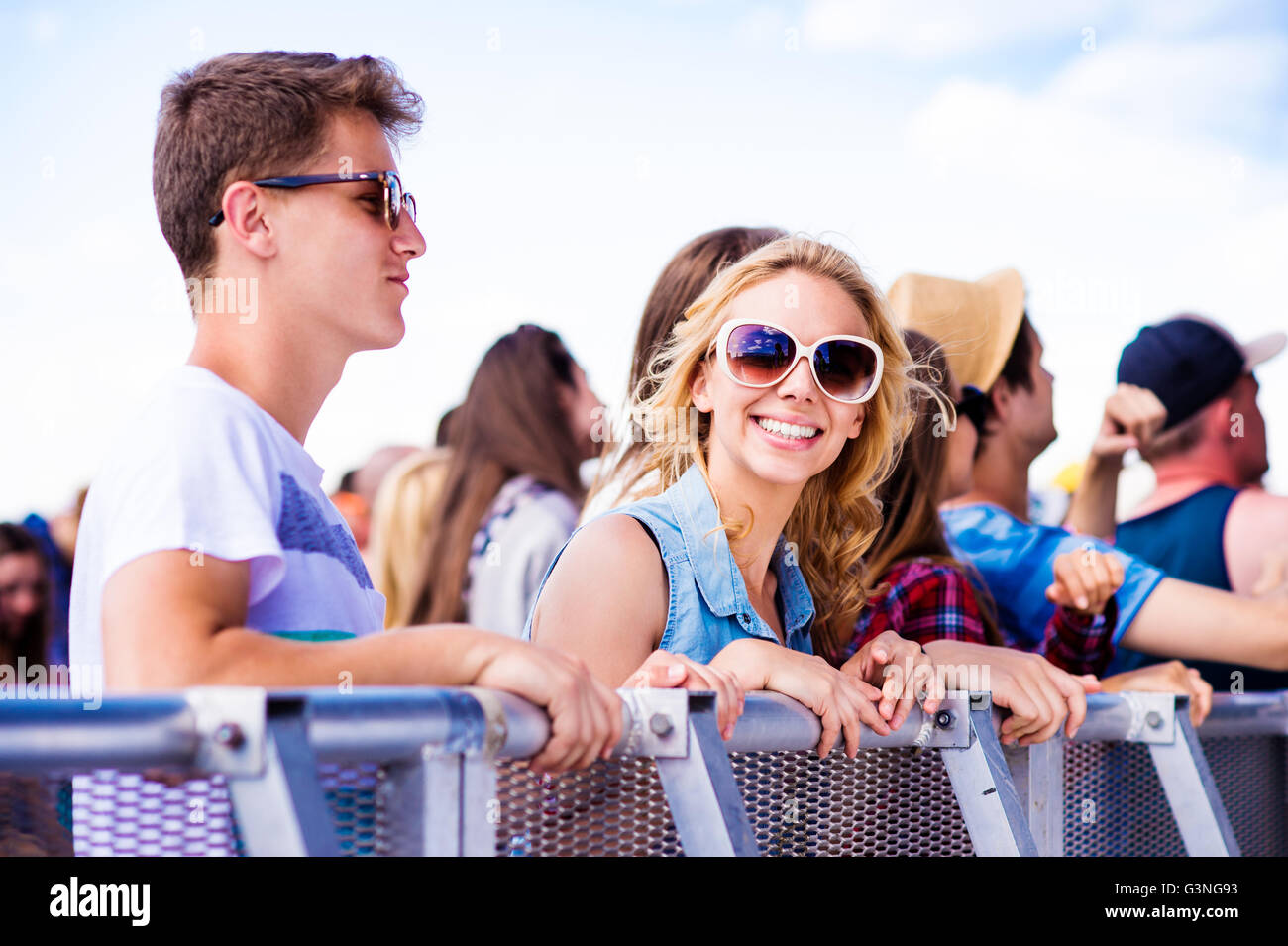 Teenagers listening concert hi-res stock photography and images - Alamy