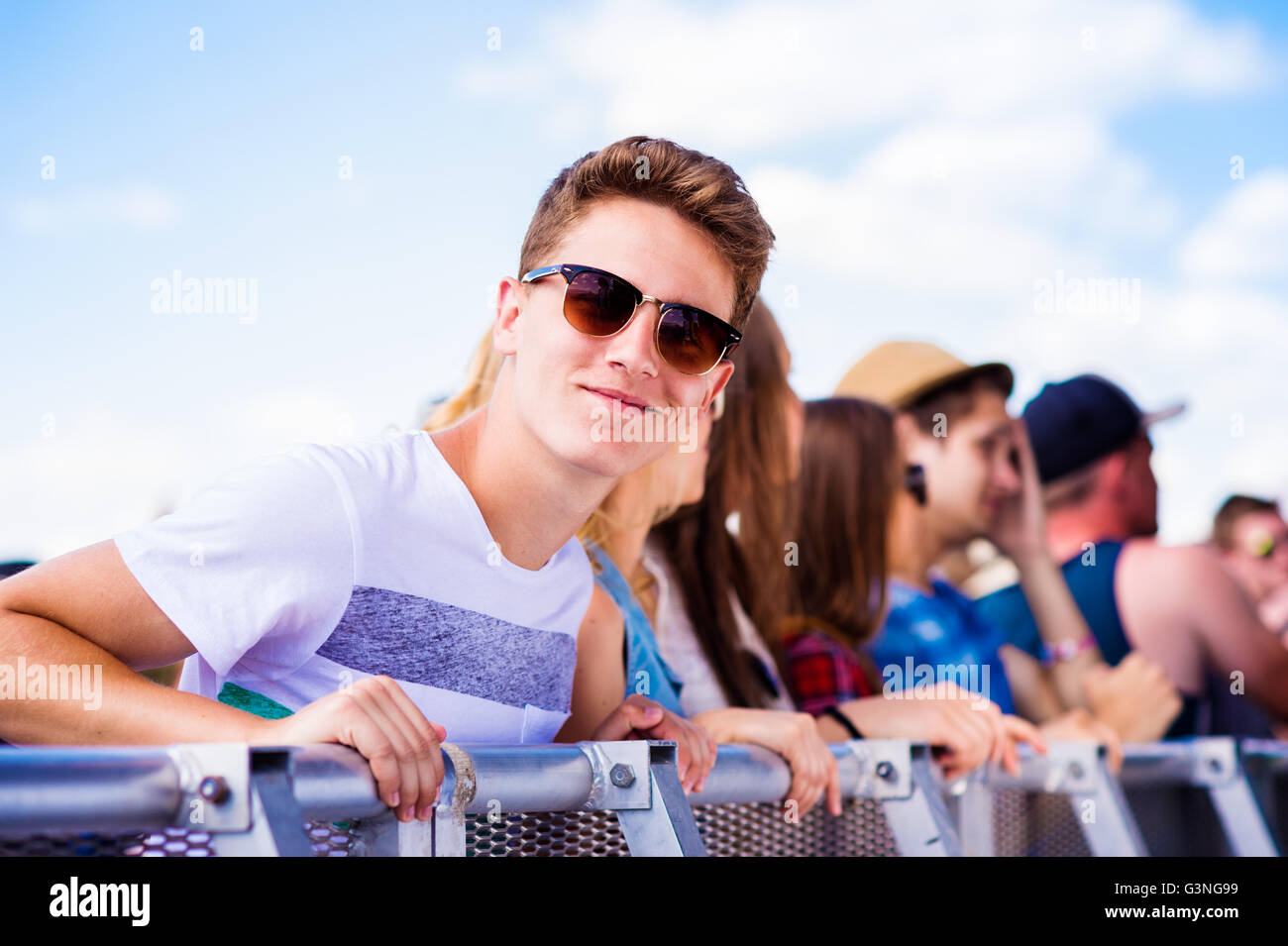 Teenagers listening concert hi-res stock photography and images - Alamy