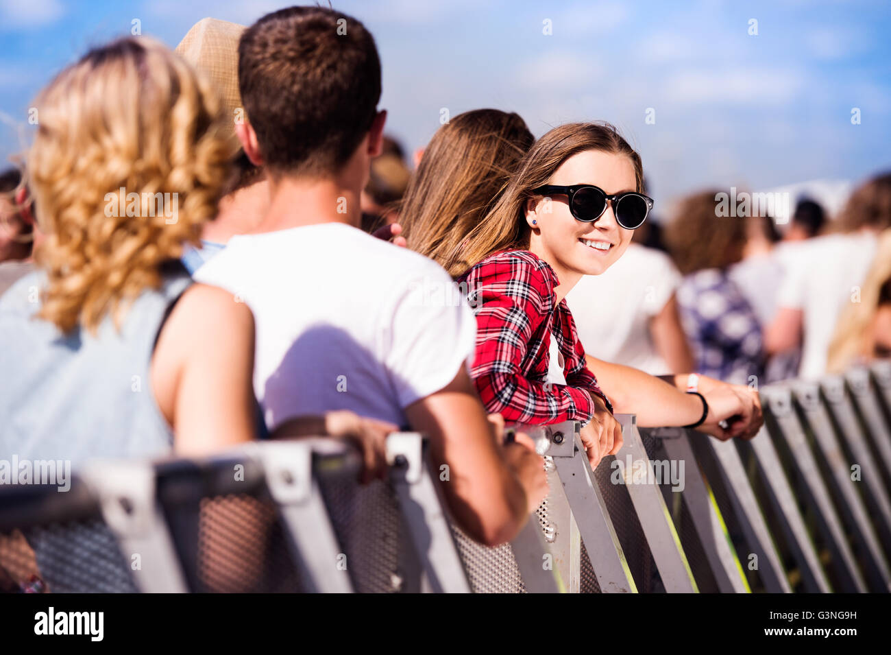 Teenagers listening concert hi-res stock photography and images - Alamy