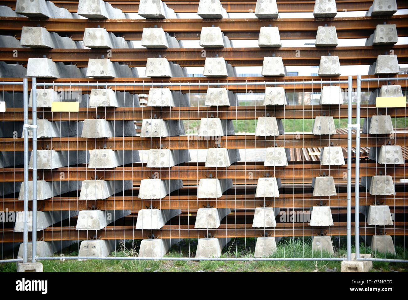 Steel beams stack hi-res stock photography and images - Alamy