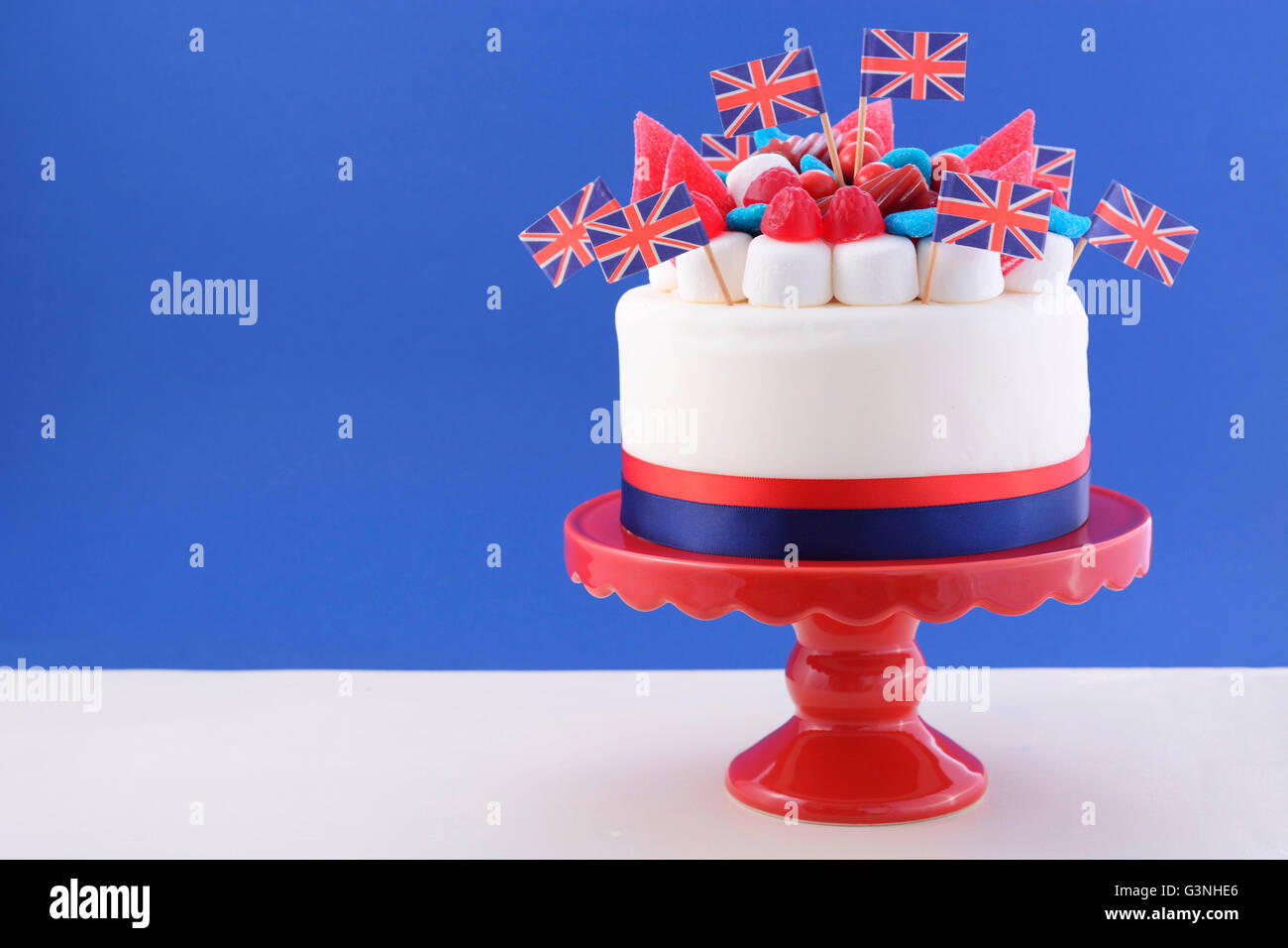English flag cake hi-res stock photography and images - Alamy
