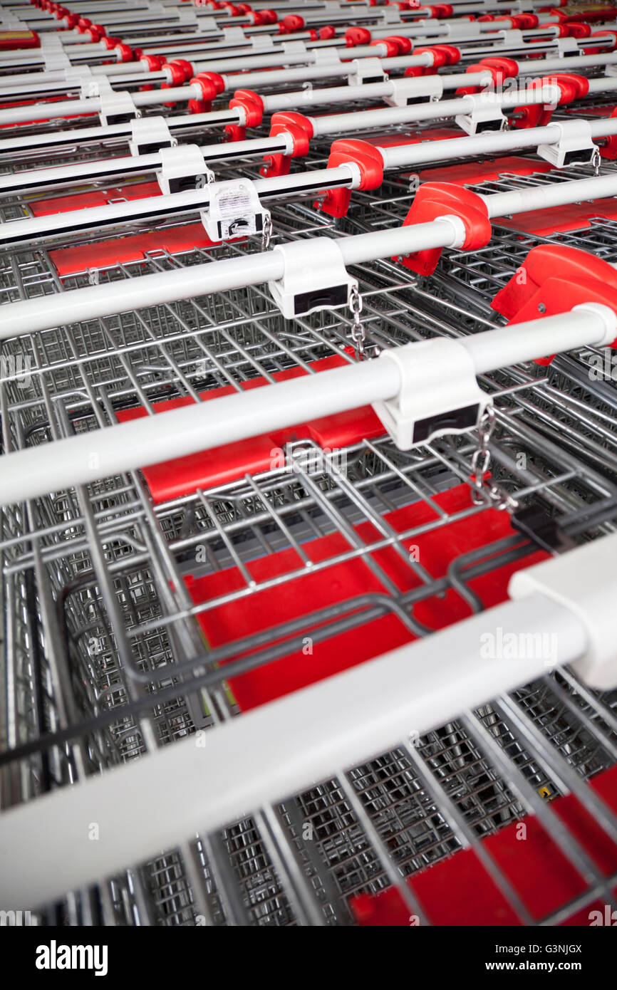 Filling shopping cart hi-res stock photography and images - Alamy