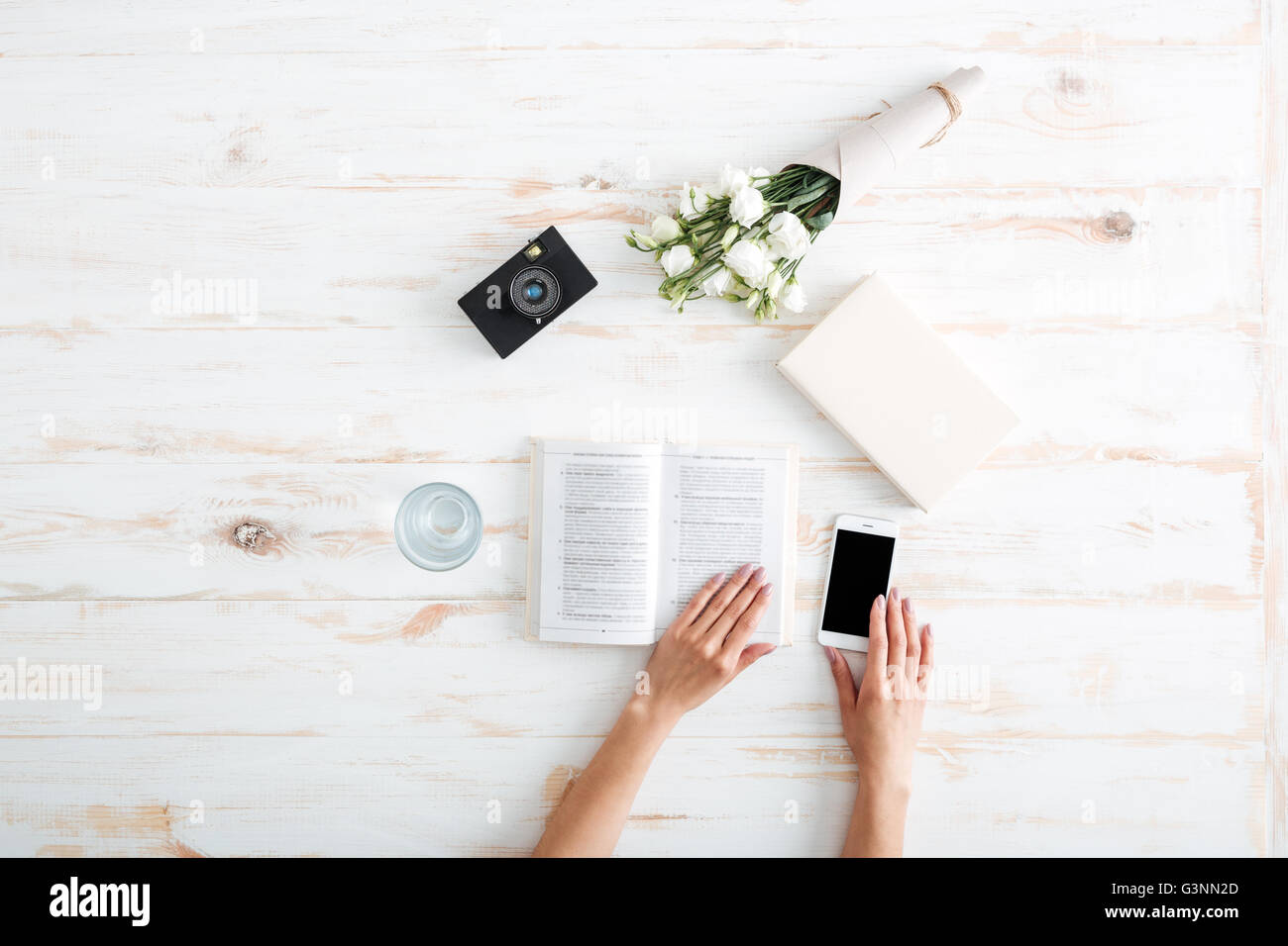 Books hands smartphone hi-res stock photography and images - Alamy