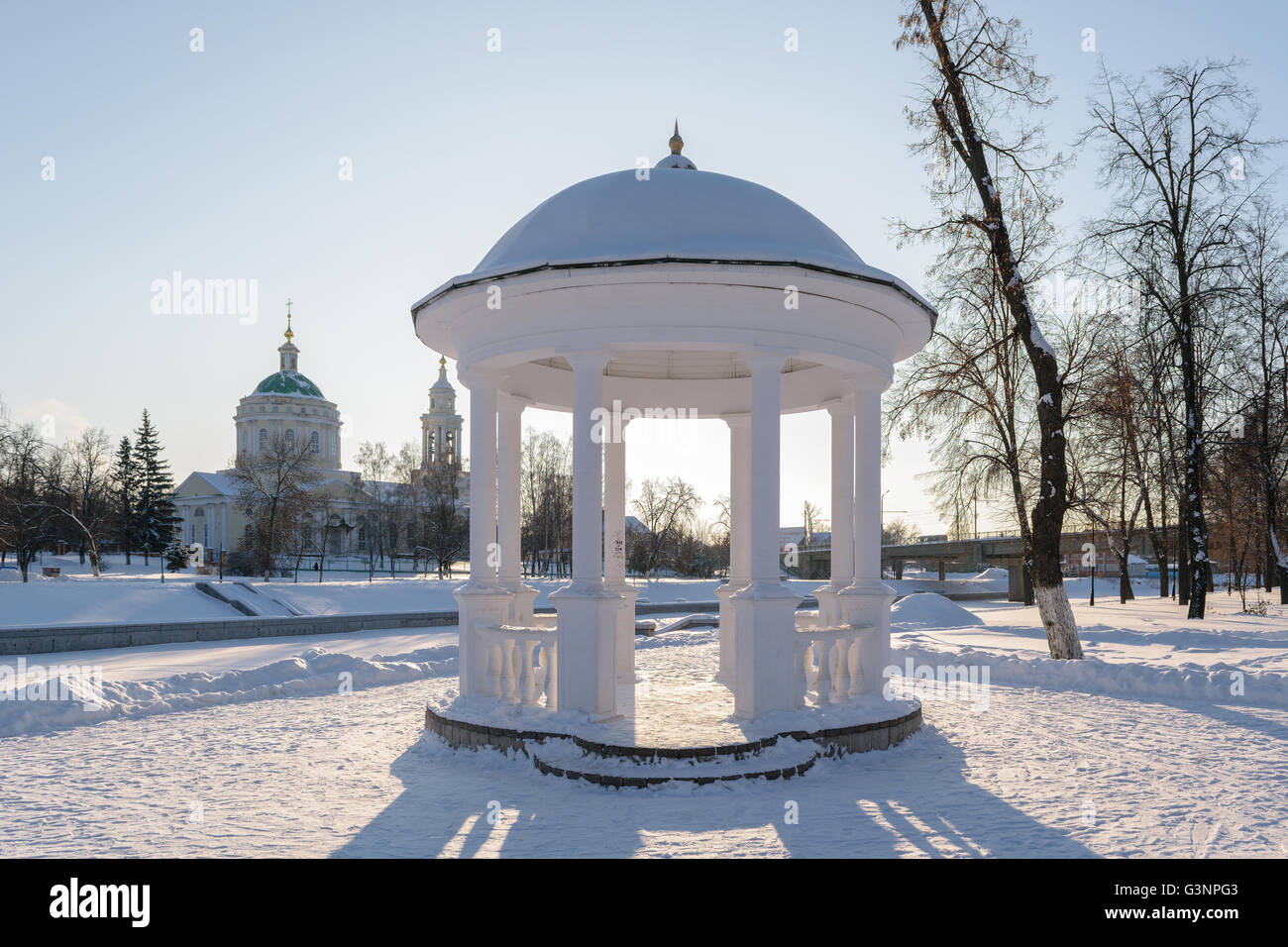 White buildings with columns hi-res stock photography and images - Alamy