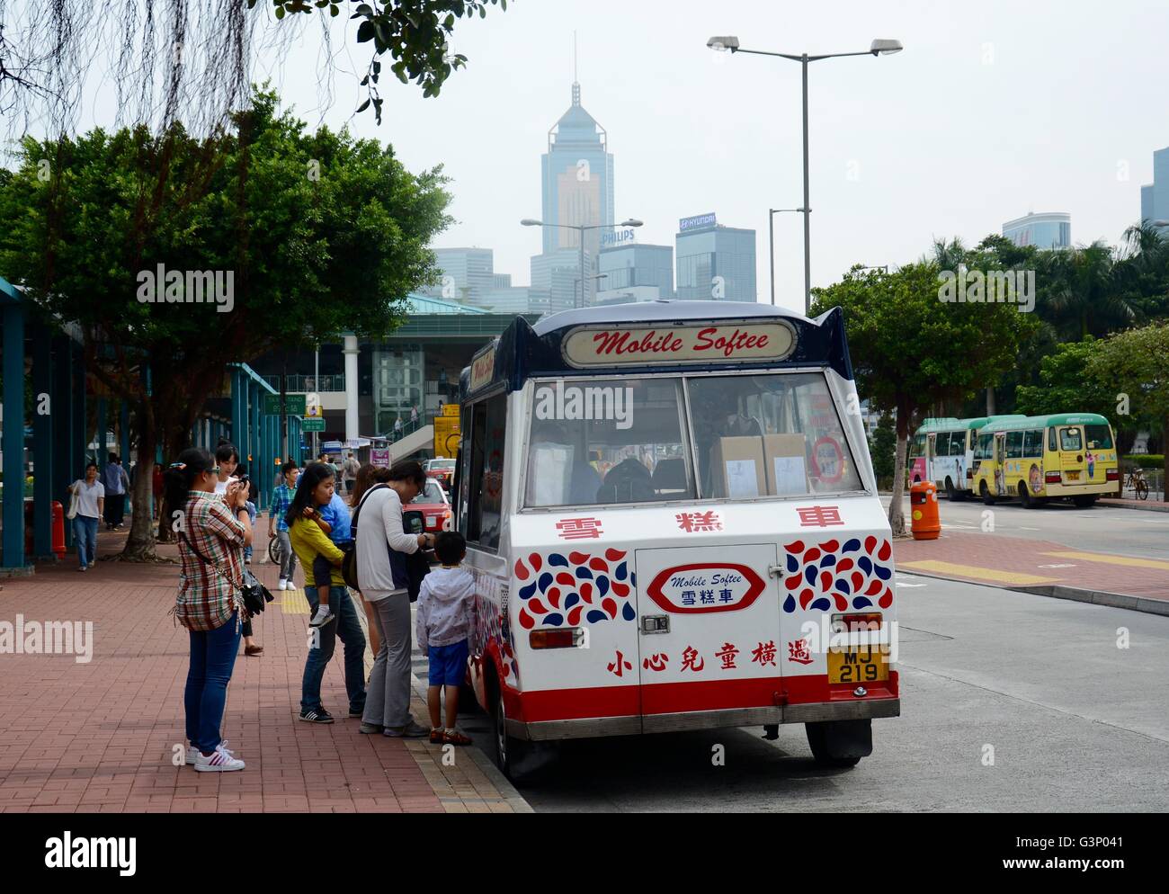 Ice cream van family hi-res stock photography and images - Alamy