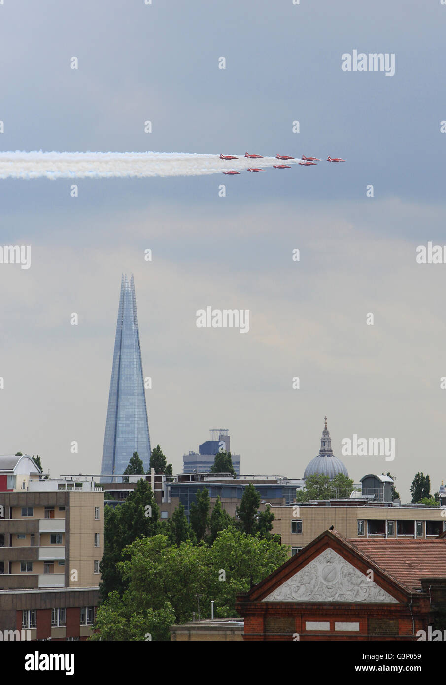 Buckingham palace red arrows hi-res stock photography and images - Alamy