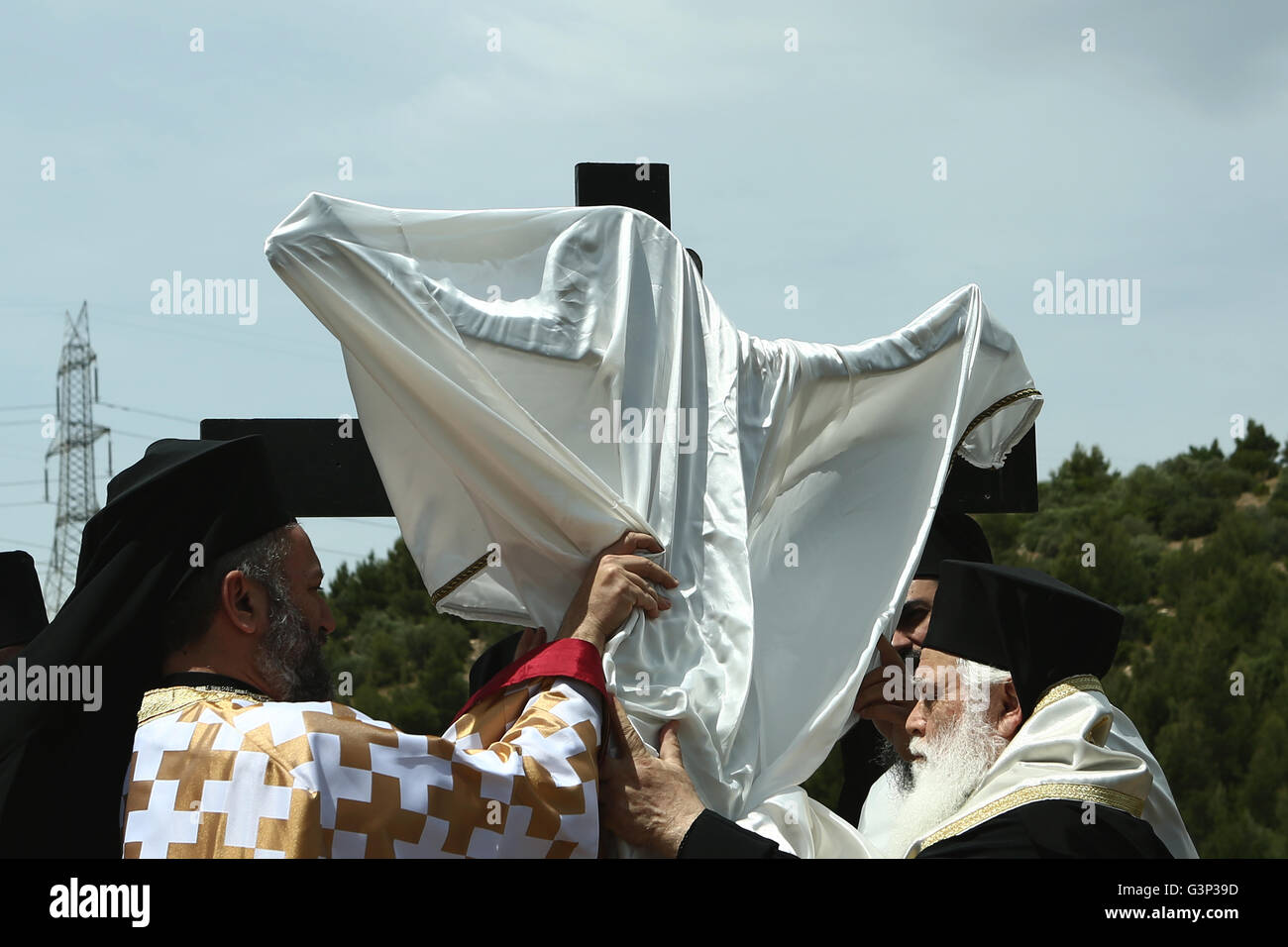 Athens, Greece. 29th Apr, 2016. Orthodox priests hold the body of ...