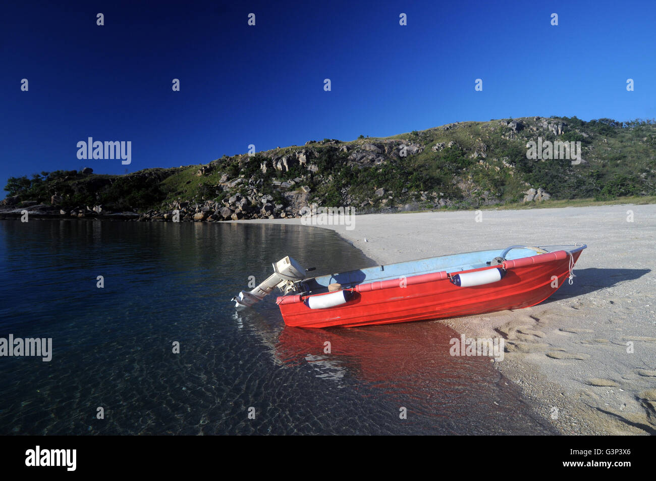 Red dinghy on beach, Mermaid Bay, Lizard Island, Great Barrier Reef ...