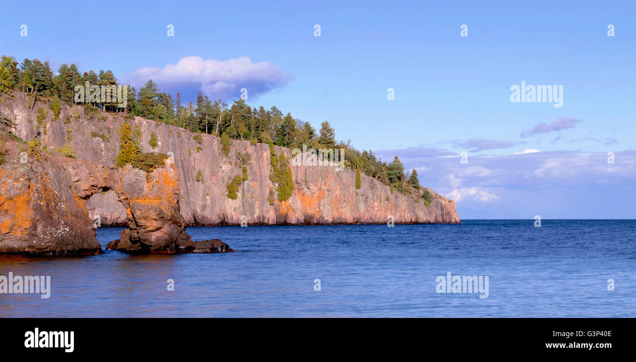 USA, Minnesota, Tettegouche State Park, Lake Superior with distant ...