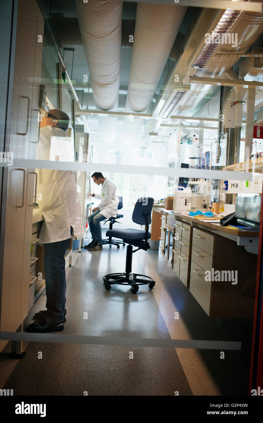 Lab scientists hi-res stock photography and images - Alamy