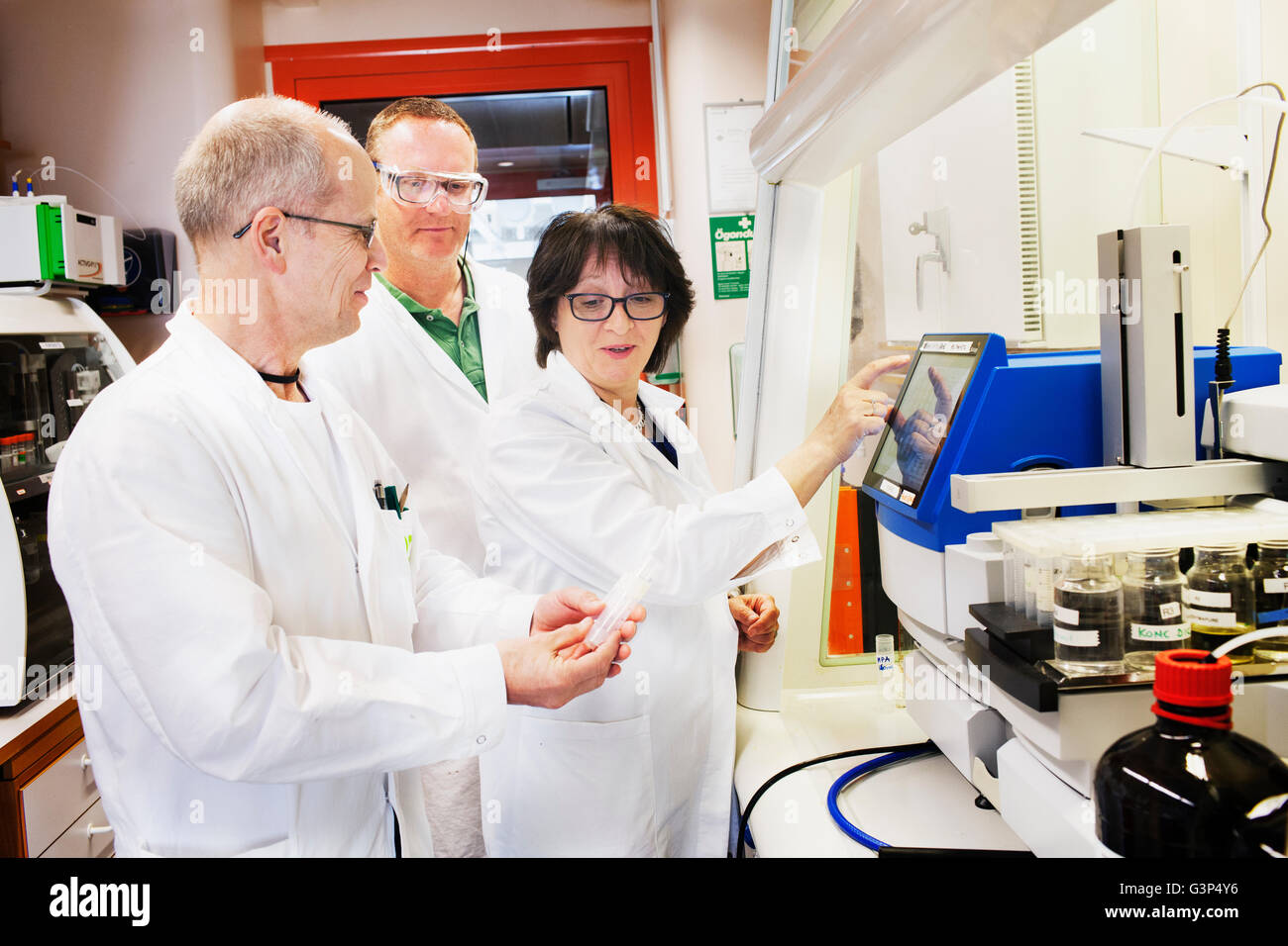 Three scientists hi-res stock photography and images - Alamy