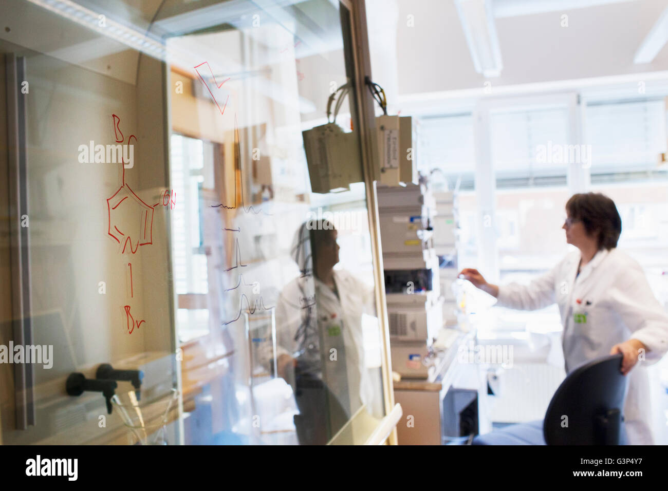 Female scientist in lab coat hi-res stock photography and images - Alamy