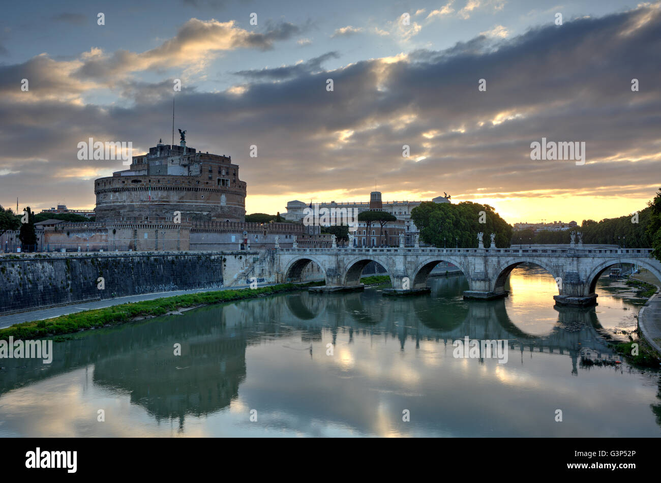 Castel Sant'Angelo and the bridge of Angels over the River Tiber in Rome seen at sunrise Stock ...