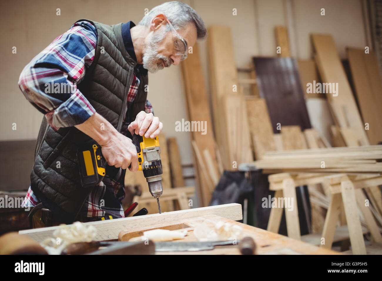 Drilling a wood plank hi-res stock photography and images - Alamy